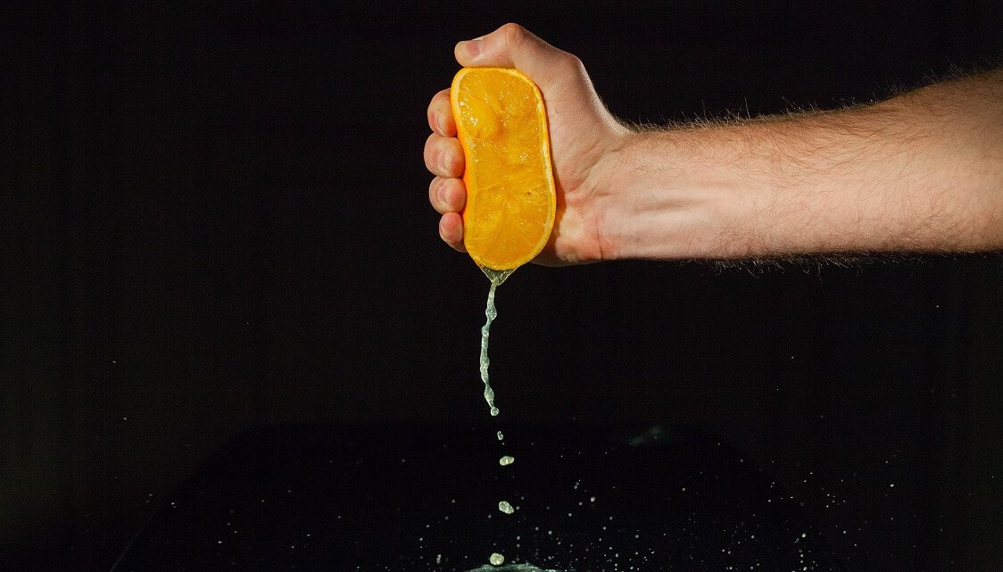 ¿Cómo exprimir correctamente naranjas sin exprimidor? - Infoagro