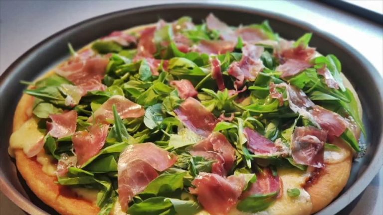 Receta de la pizza de rúcula y jamón crudo - Infoagro