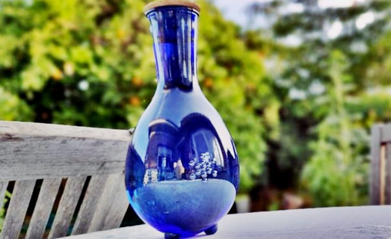 Agua solarizada en botella azul: Aprovecha el sol en la ola de calor ...