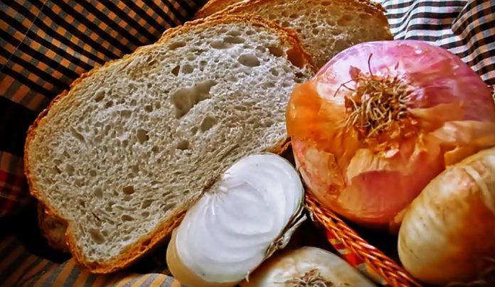 Receta fácil para elaborar pan de cebolla para acompañar carnes asadas ...
