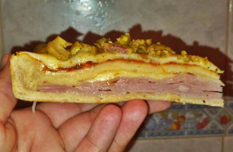Receta de la pizza rellena de jamón, queso y huevo - Infoagro